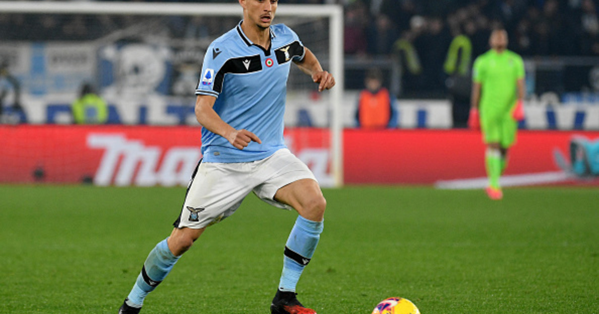 Защитник Лацио отпраздновал победу над Интером, запрыгнув на форварда ...